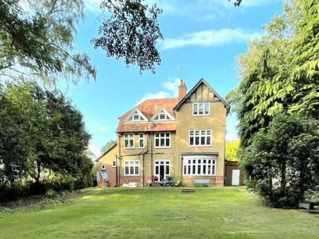 2 Bedroom Apartment Camberley Surrey 99161489
