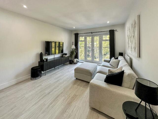2 Bedroom Apartment Caterham Surrey 99808621