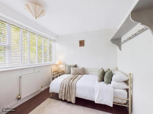 2 Bedroom Apartment Cheltenham Cheltenham 105005625