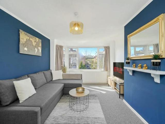 2 Bedroom Apartment Cheltenham Cheltenham LS101098174