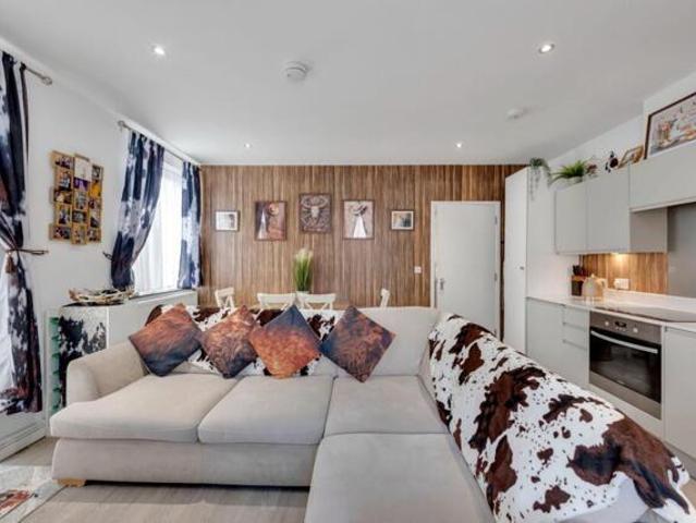 2 Bedroom Apartment Chertsey Surrey LS100733526