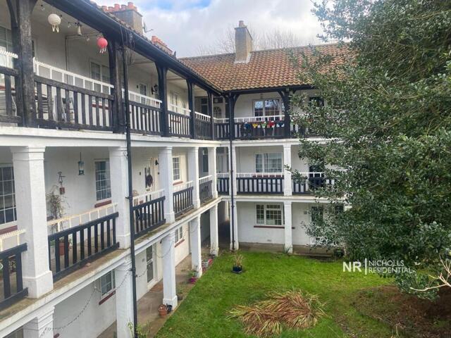 2 Bedroom Apartment Chessington Great London 99237061