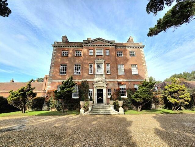 2 Bedroom Apartment Christchurch Dorset 98718198