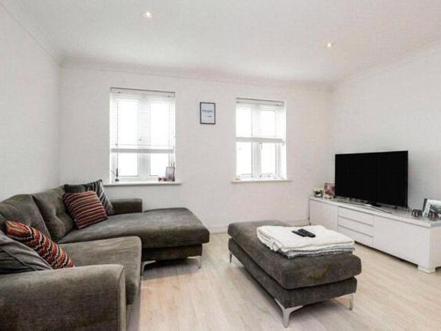 2 Bedroom Apartment Cobham Surrey 98233185