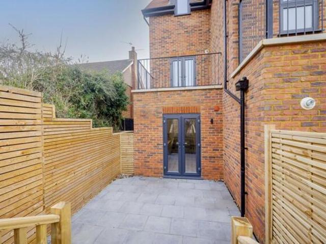 2 Bedroom Apartment Coulsdon Greater London LS100456836