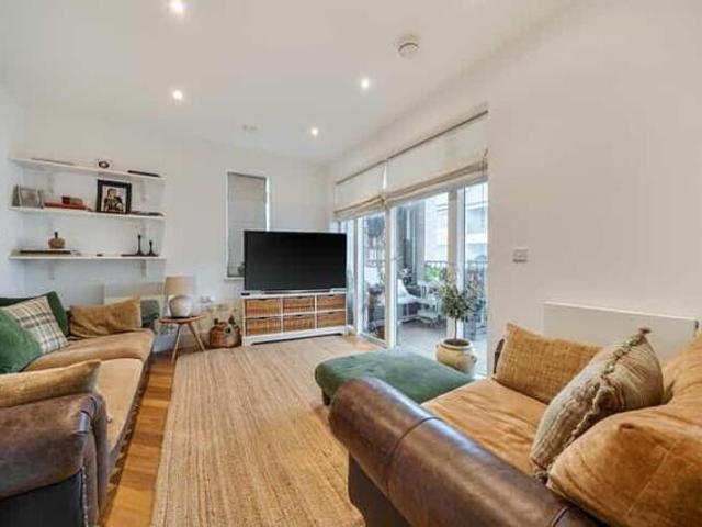 2 Bedroom Apartment Coulsdon Greater London 101119174