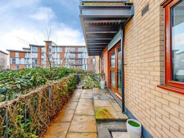 2 Bedroom Apartment Crawley West Sussex 101199782