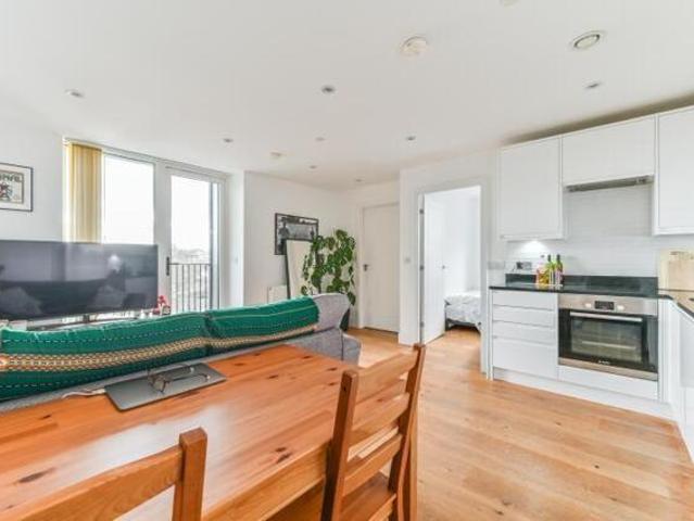 2 Bedroom Apartment Croydon Greater London 99571799