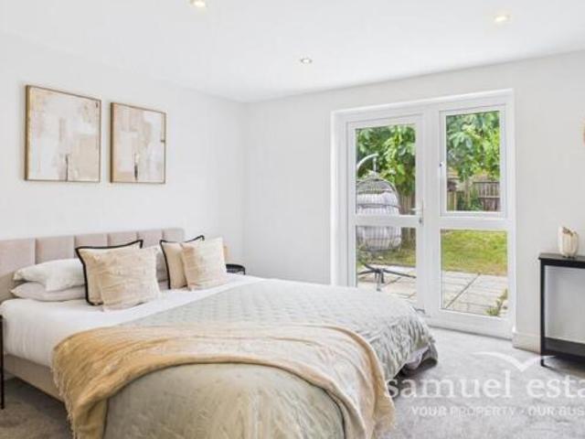 2 Bedroom Apartment Croydon Greater London LS93437069