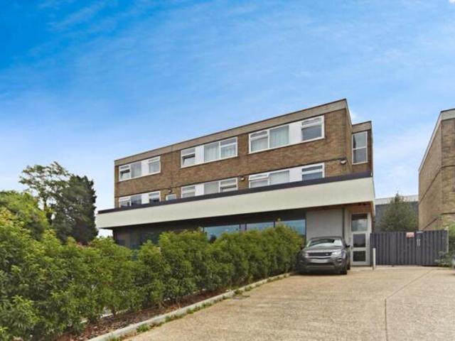 2 Bedroom Apartment Croydon Greater London LS98377579