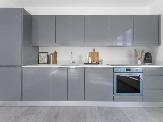 2 Bedroom Apartment Croydon Greater London LS99029254