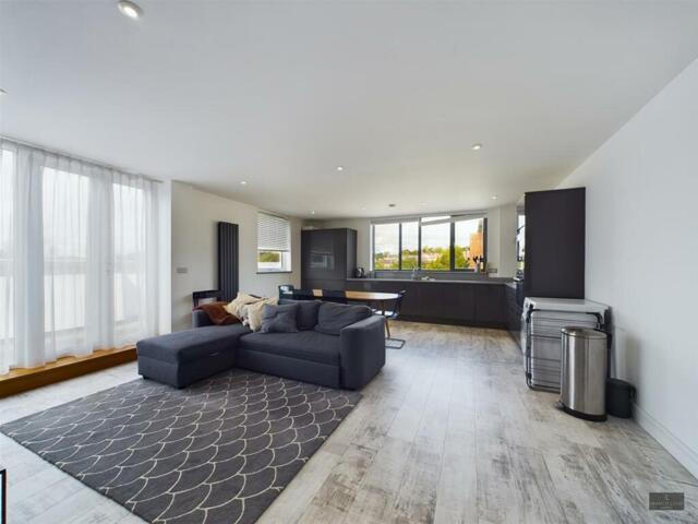 2 Bedroom Apartment Exeter Devon LS100786566