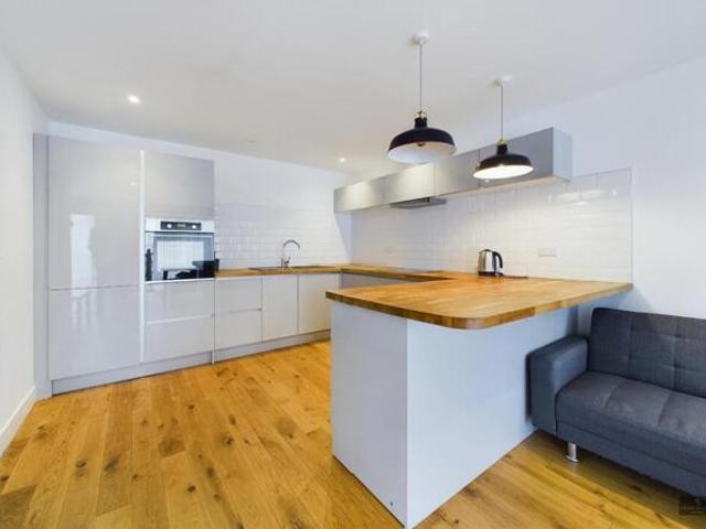 2 Bedroom Apartment Exeter Devon LS99985684