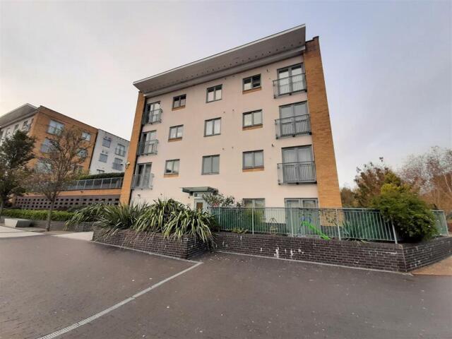 2 Bedroom Apartment Ealing Great London N/A 86810841