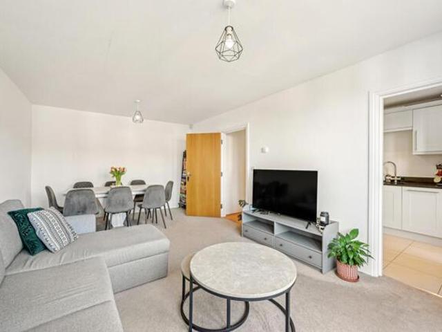 2 Bedroom Apartment Ealing Greater London LS101675346