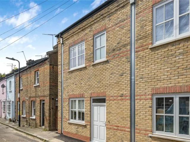 2 Bedroom Apartment Ealing London LS102596431