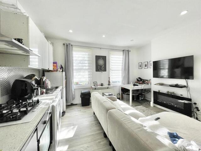 2 Bedroom Apartment Epping Forest Great London LS101025627