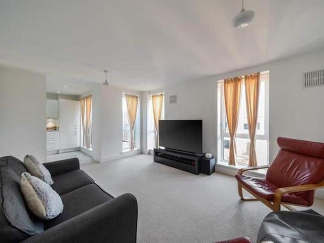2 Bedroom Apartment Epping Forest Greater London 98062526