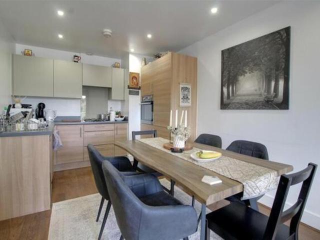 2 Bedroom Apartment Farnborough Hampshire 99029415