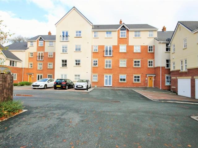 2 bedroom apartment flat / apartment To Let in Bromley Cross, Bolton, Greater Manchester