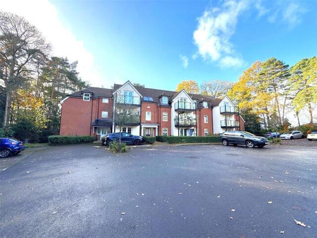 2 Bedroom Apartment Fleet Hampshire 98903425