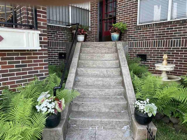 2 Bedroom Apartment for Rent at 1703 Richard Arrington Jr Blvd S #7, Birmingham, AL 35205 Five Points South