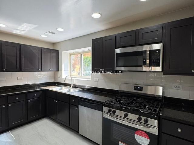 2 Bedroom Apartment for Rent at 2530 W Fitch Ave #GB, Chicago, IL 60645 West Ridge