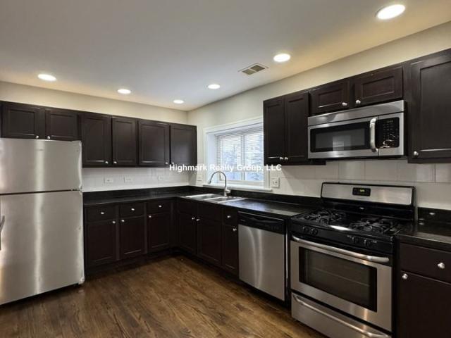 2 Bedroom Apartment for Rent at 2542 W Fitch Ave #A, Chicago, IL 60645 West Ridge