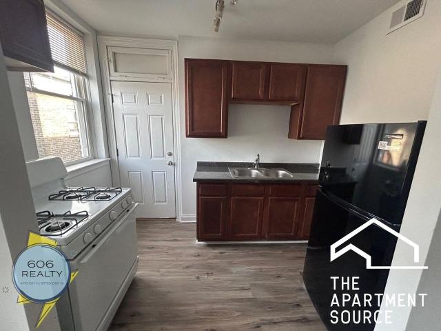 2 Bedroom Apartment for Rent at 2000 W Jarvis Ave #2, Chicago, IL 60645 Rogers Park