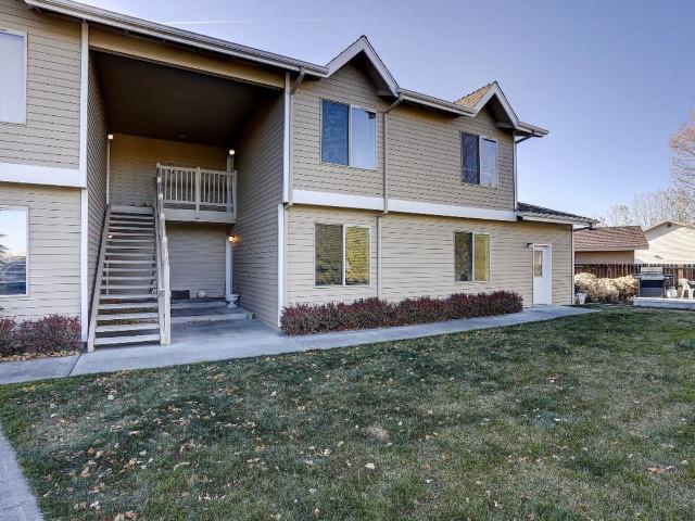 2 Bedroom Apartment for Rent at 2211 Ne Holliday Ave #1, Bend, OR 97701 Mountain View