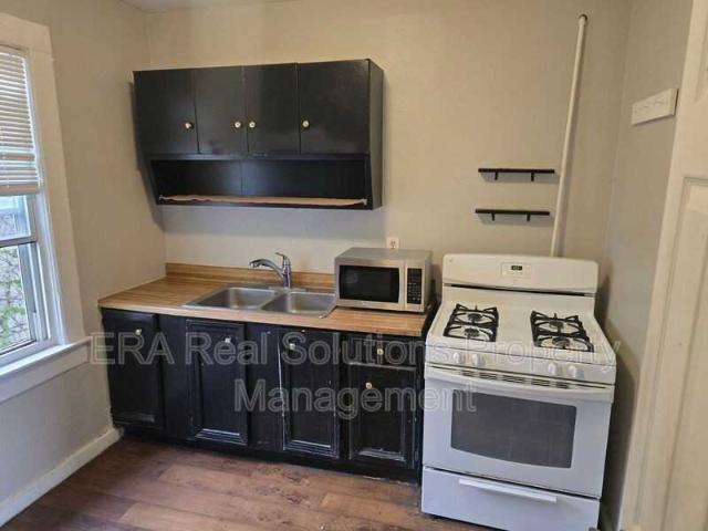 2 Bedroom Apartment for Rent at 3721 W 33rd St Uppr, Cleveland, OH 44109 Brooklyn Centre