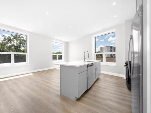 2 Bedroom Apartment for Rent at 5071 N Northwest Hwy #303, Chicago, IL 60630 Jefferson Park