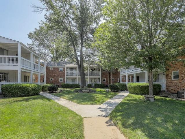 2 Bedroom Apartment for Rent at 6818 W 76th St, Overland Park, KS 66204