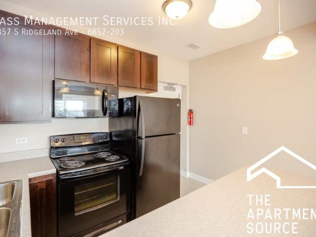 2 Bedroom Apartment for Rent at 6853 S Ridgeland Ave #201, Chicago, IL 60649 South Shore