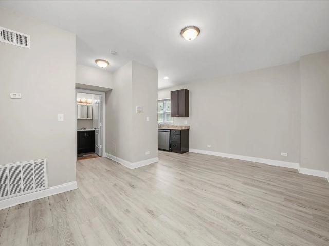 2 Bedroom Apartment for Rent at 7340 N Hoyne Ave #7354G, Chicago, IL 60645 Rogers Park
