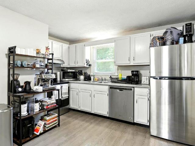 2 Bedroom Apartment for Rent at 859 Mammoth Rd, Manchester, NH 03104 Straw Smyth
