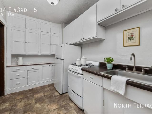 2 Bedroom Apartment for Rent at 814 E 43rd St #5, Kansas City, MO 64110 South Hyde Park
