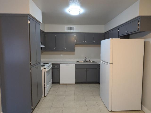 2 Bedroom Apartment for Rent at 815 N Peach Ave #118, Fresno, CA 93727