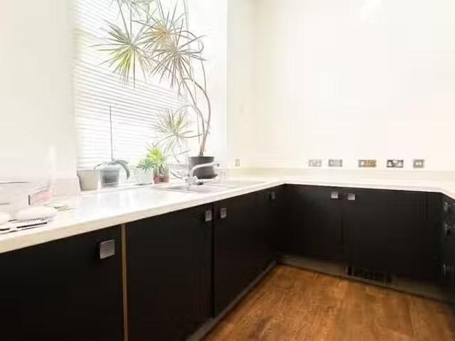 2 bedroom apartment for rent in Muller House, Pople Walk, Bris.