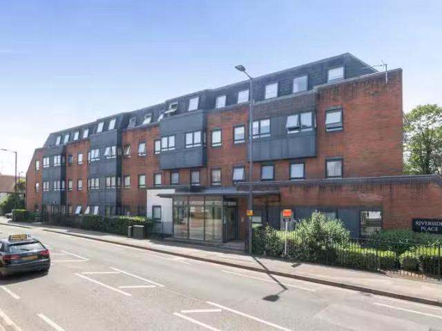2 bedroom apartment for rent in Marsh Road, Pinner, HA5