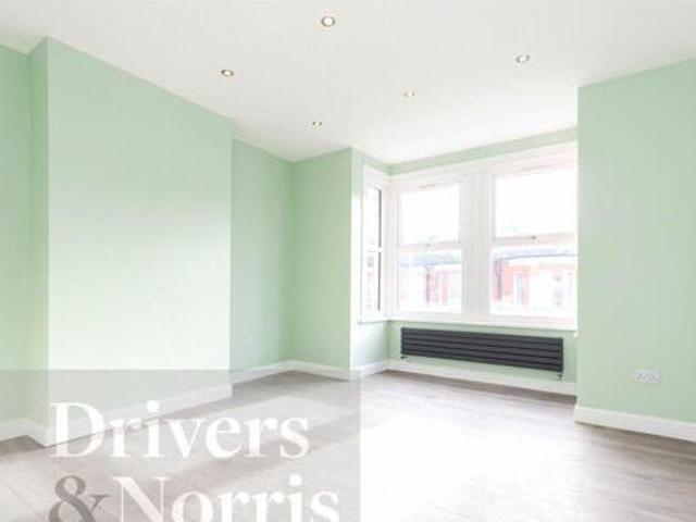2 Bedroom Apartment For Rent In North Finchley, London