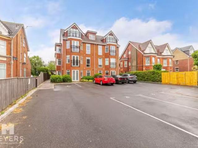 2 bedroom apartment for rent in Owls Road, Bournemouth, BH5 1.
