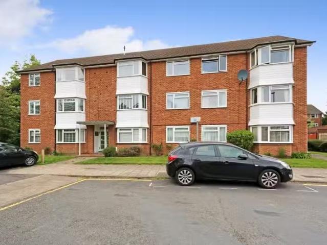 2 bedroom apartment for rent in Oakenshaw Close, Surbiton KT6.