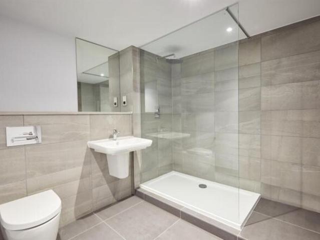 2 bedroom apartment for rent in Axis Tower, M1