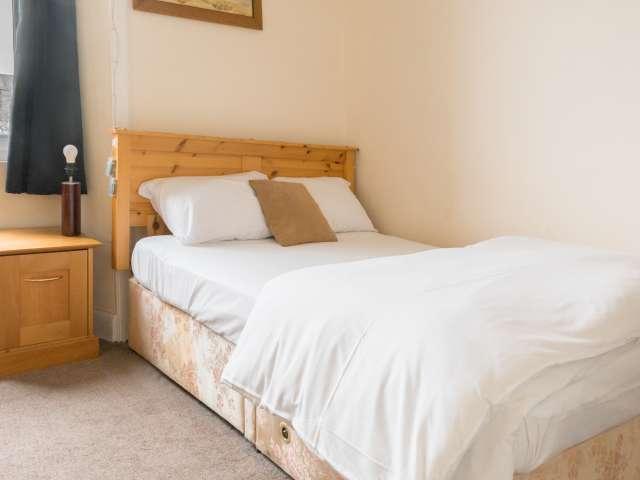 2 bedroom apartment for rent in Abbeyhill, Edinburgh