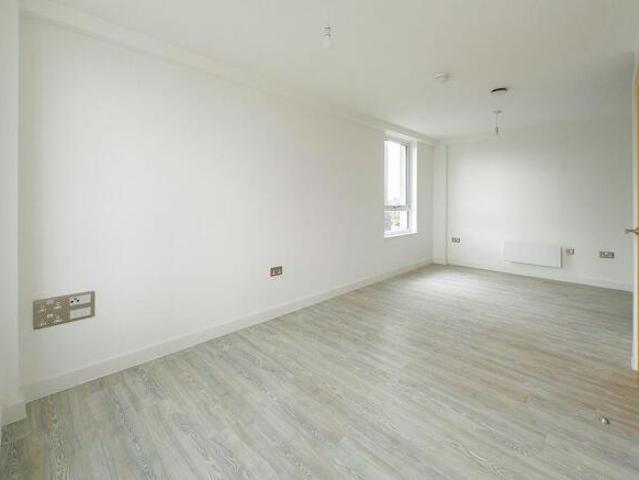 2 bedroom apartment for rent in Apartment 705 Middlewood Plaza, M5
