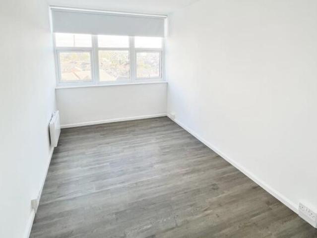 2 bedroom apartment for rent in Apple Building, M40
