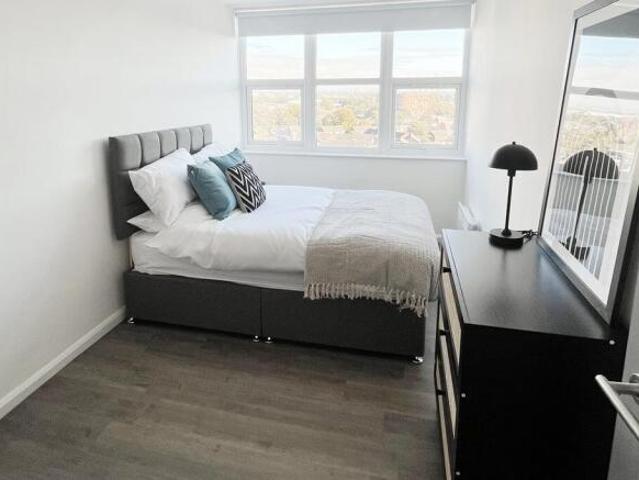 2 bedroom apartment for rent in Apple Building, M40