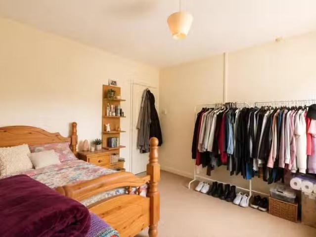 2 bedroom apartment for rent in Burghill Road, Westbury on Try.