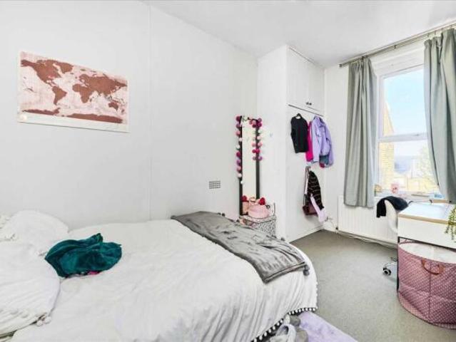 2 bedroom apartment for rent in Balham High Road, SW12